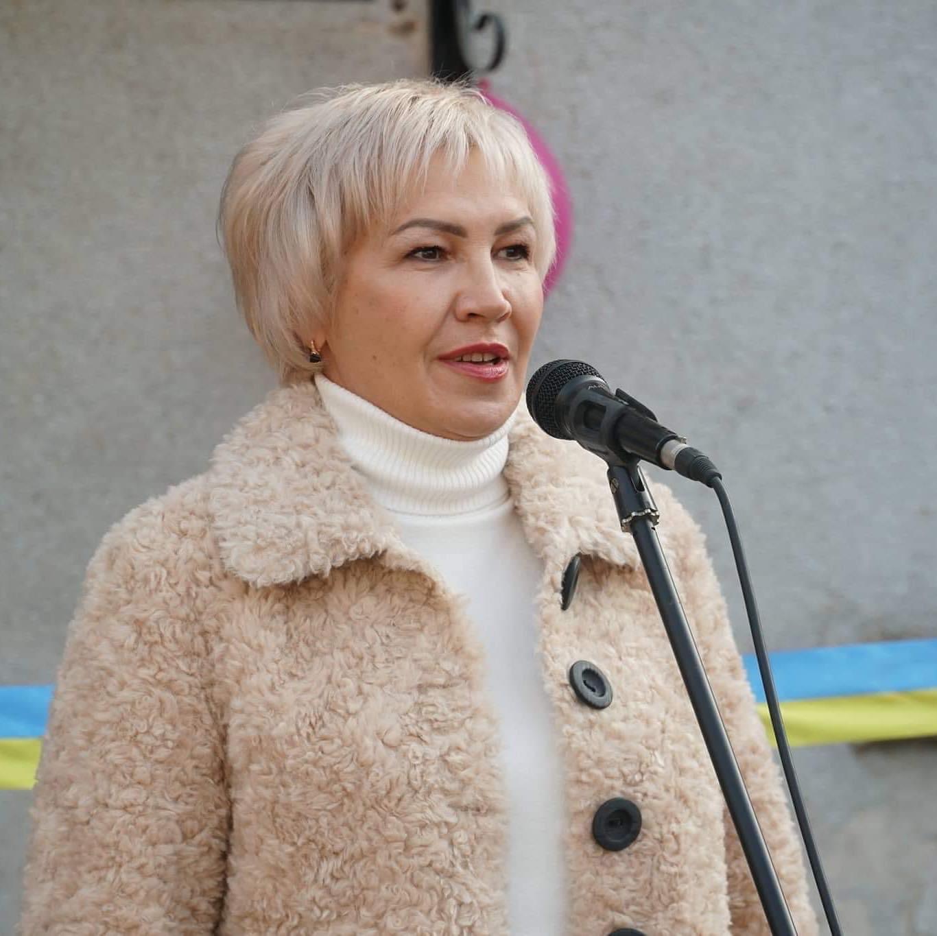 Ольга Сидоренко з Волноваської райради підтримує переселенців з рідного ...